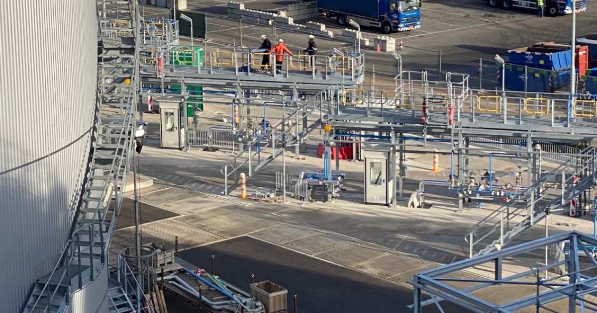 Neste's Rotterdam Refinery illuminata dalle plafoniere RINO led ...